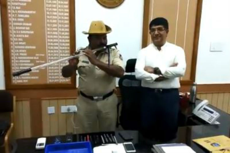 Karnataka cop turns 'lathi' into flute| Watch viral video | India News ...