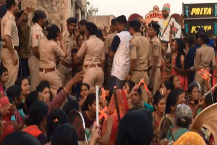 Gujarat: Patidars stall Dalit wedding procession with stone pelting and bhajans | India News ...