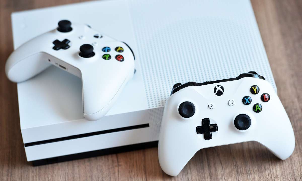 Microsoft contractors can listen to Xbox players' chats: Reports ...