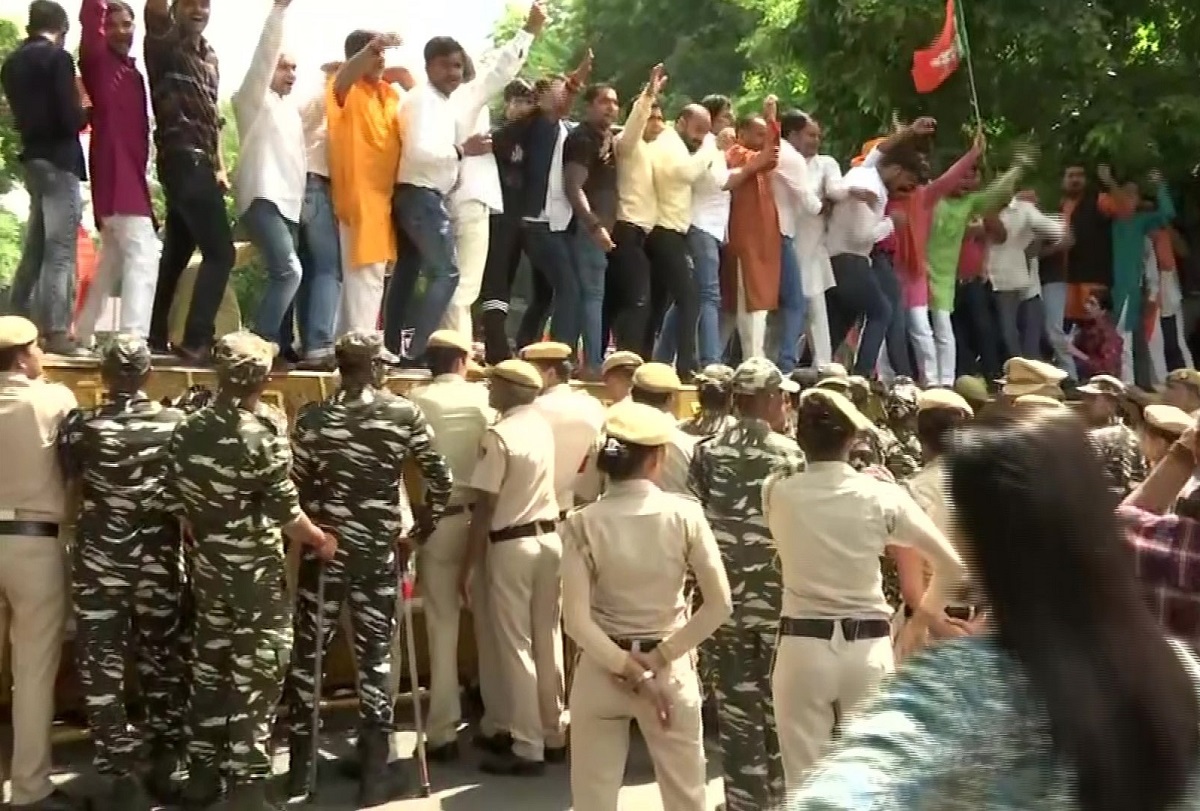 BJP workers protest outside Kejriwal's residence over NRC jibe at Manoj ...