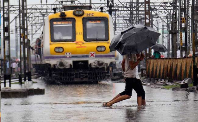Mumbai Rains Local Train Status delayed cancelled flight operation ...