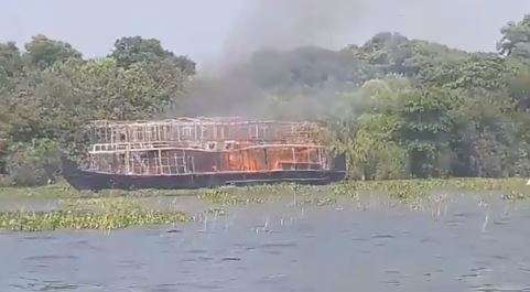 Houseboat catches fire in Kerala, 13 tourists escape unhurt | India ...