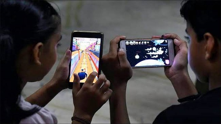 Over 50 crore Indians now use smartphones, 77% on Internet | India News ...