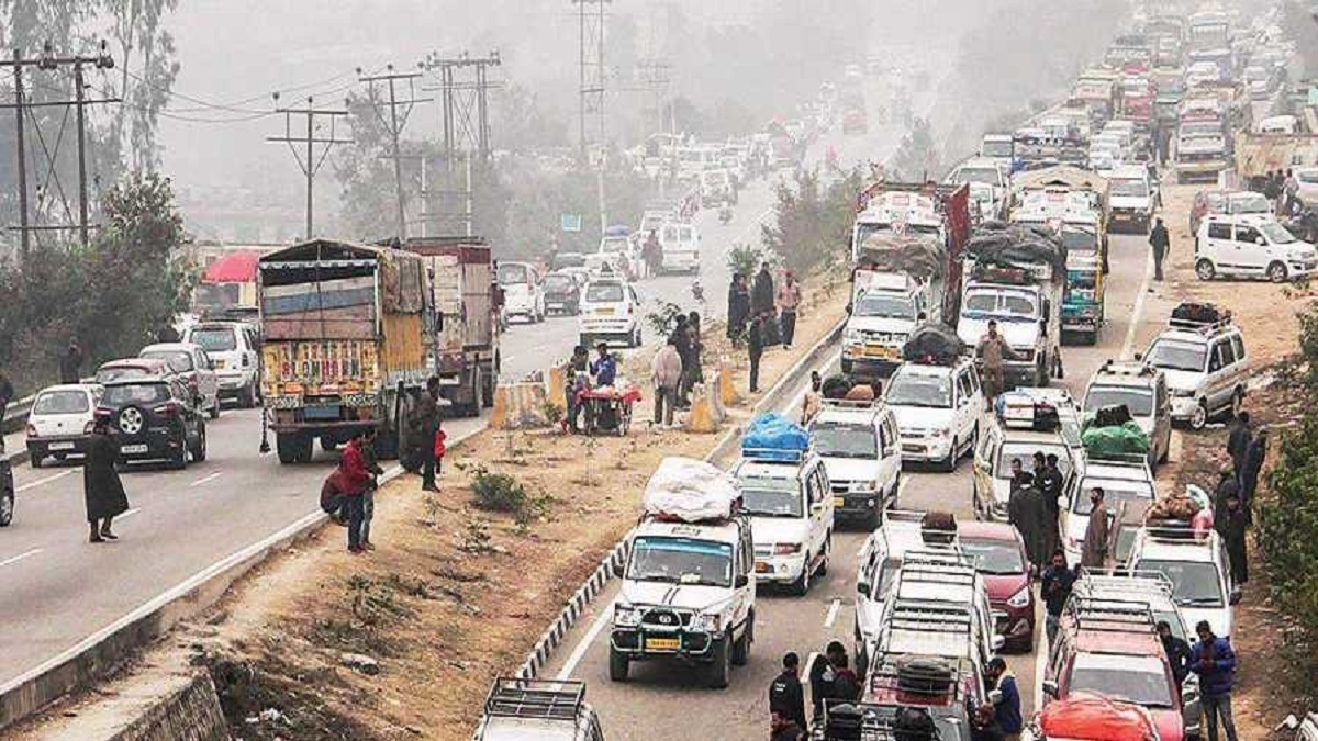 One-way traffic resumes on Jammu-Srinagar National Highway | India News ...