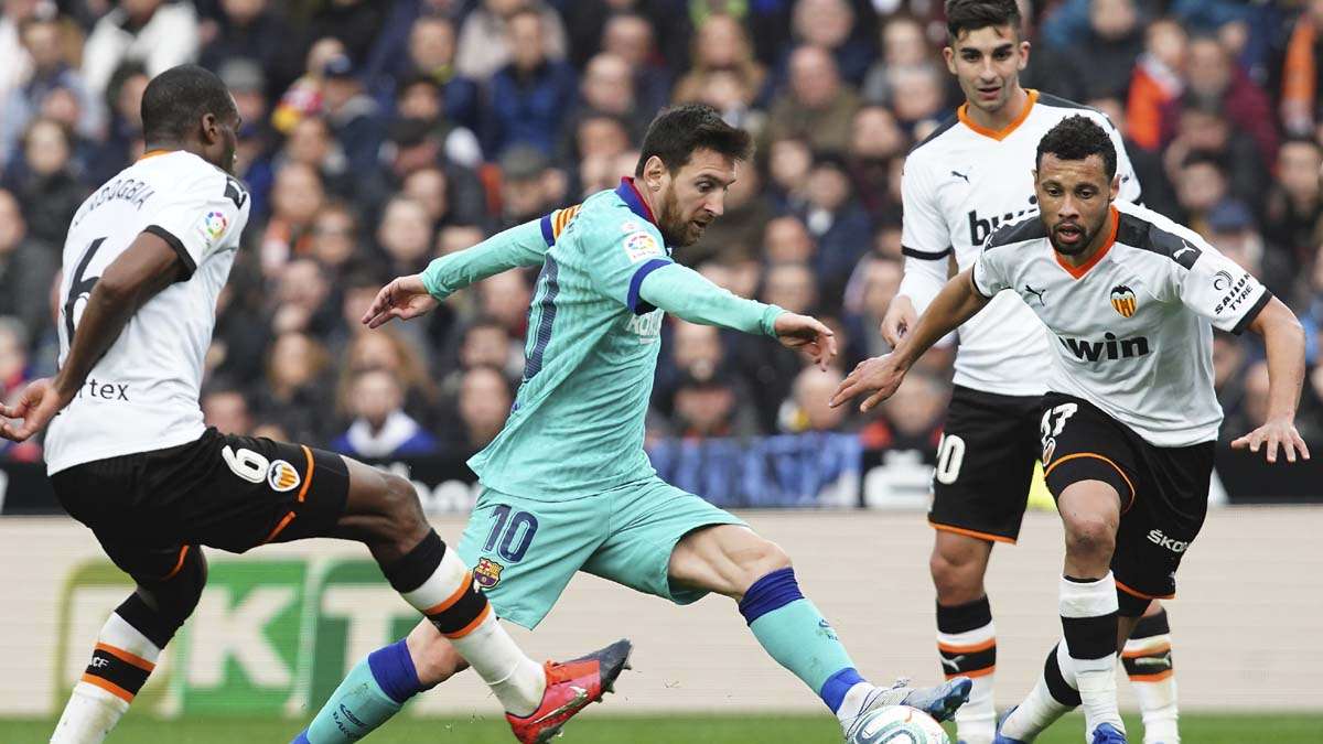 Valencia beat Barcelona 2-0 for first loss under Quique Setién ...