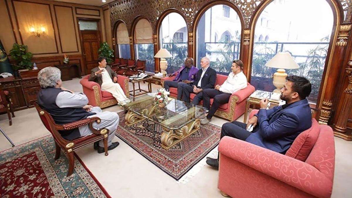 Pakistan PM Imran Khan hosts Viv Richards, Greg Chappell; legends ...