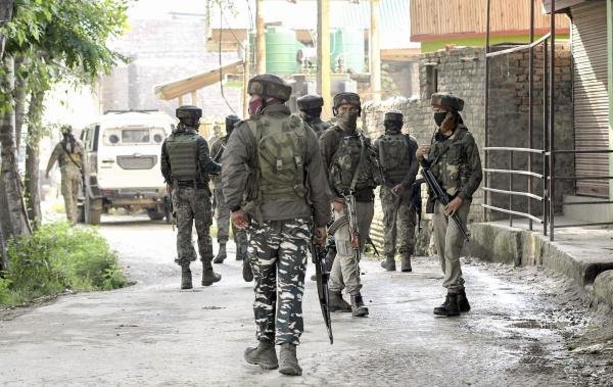 J&K: CRPF jawan martyred, 2 terrorists killed during gunbattle in Shalteng area outside Srinagar ...