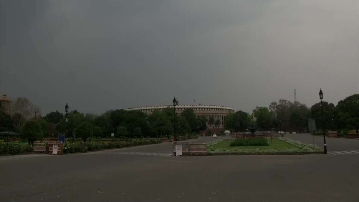 Light rain in Delhi, mercury continues upward trend | India News – India TV
