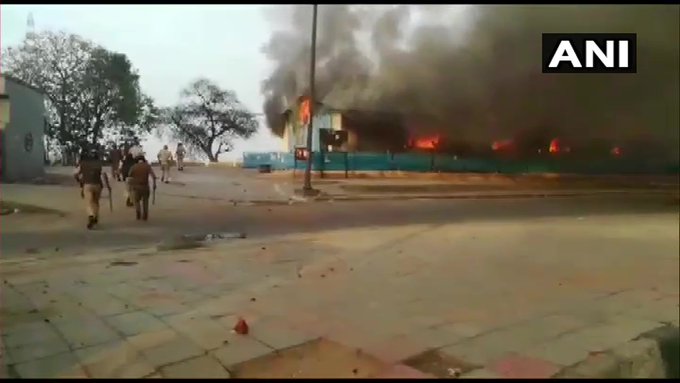 BREAKING: Major fire breaks out at a shelter home near Kashmere Gate in ...