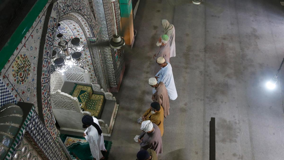 Mosques becoming major source of Covid-19 transmission in Pakistan ...