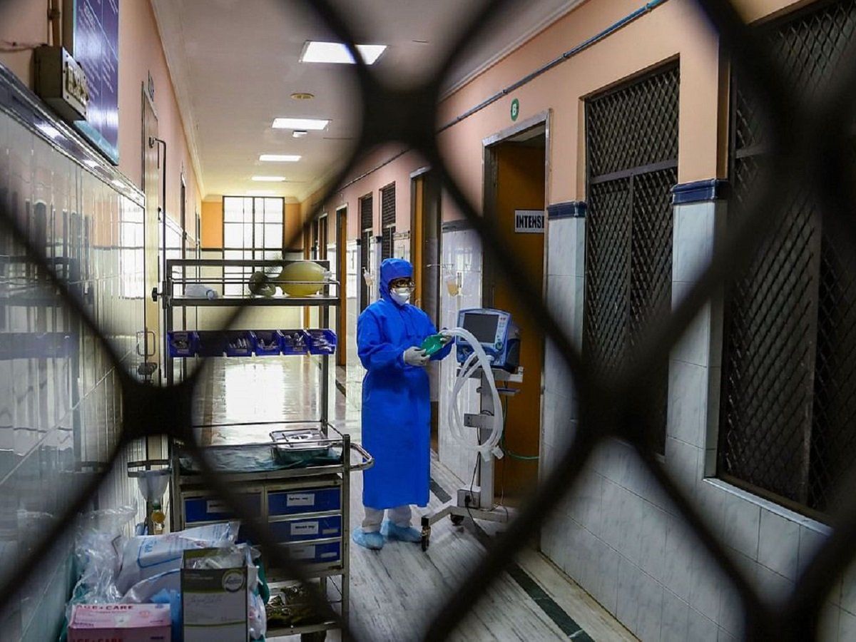 AIIMS doctor removes protective gear to save critical COVID-19 patient ...