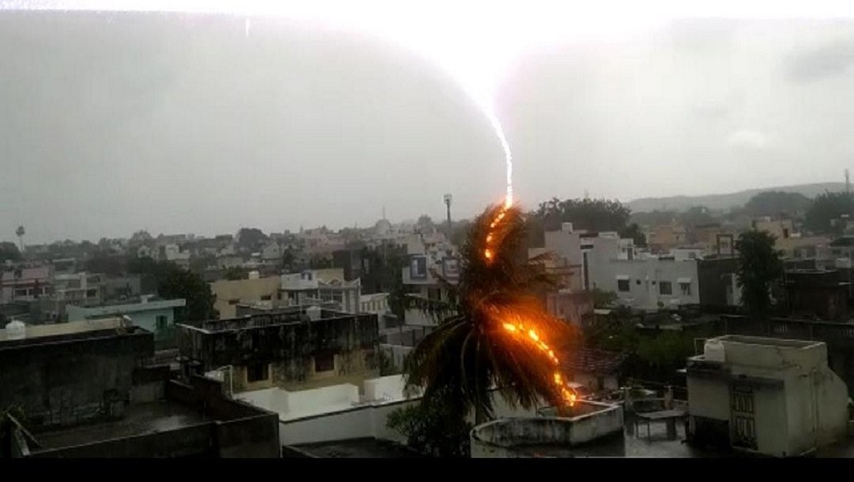 Cyclone Nisarga: Lightning strikes Bhavnagar as heavy rain lashes ...