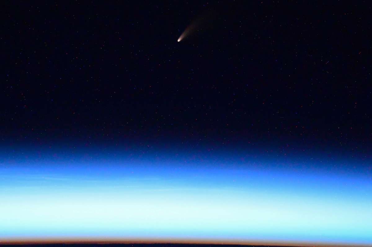 Breathtaking picture of the brightest comet in 7 years clicked from ISS ...