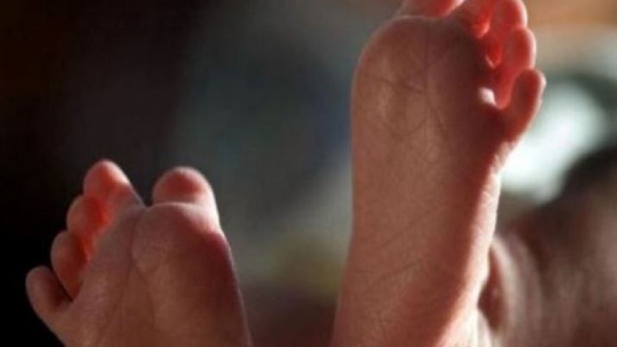 Woman delivers baby while standing in queue for COVID-19 test | India ...