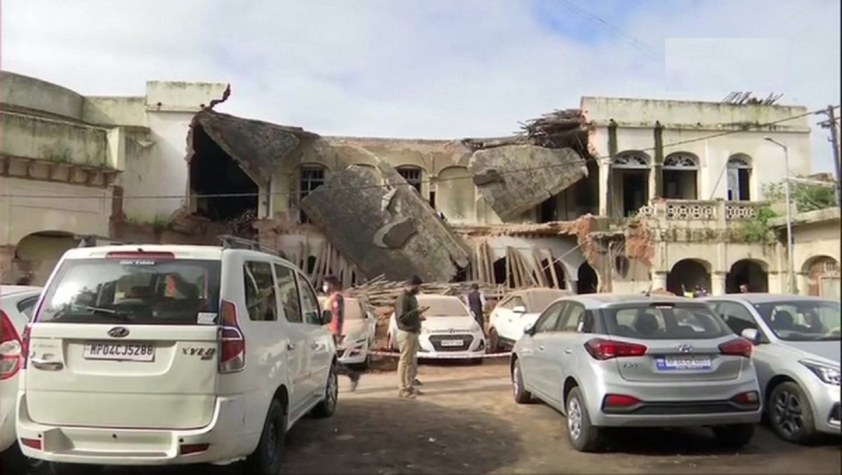 MP: Building collapses in Bhopal, several vehicles damaged | India News ...