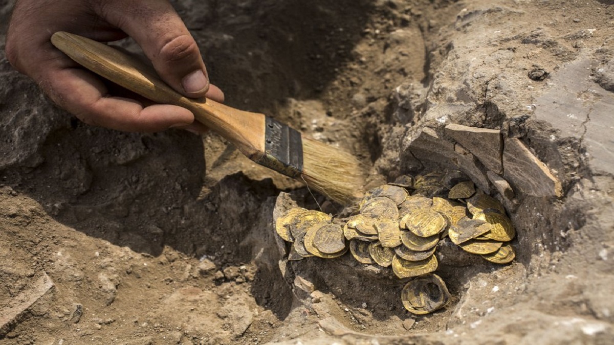 Israeli dig unearths large trove of early Islamic gold coins | World ...