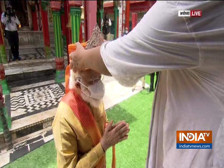 Ram Mandir Bhumi Pujan: PM Modi wears headgear, Silver Mukut gifted by ...