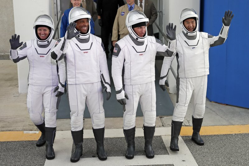 Spacex Capsule With 4 Astronauts Reaches Space Station Spacex News
