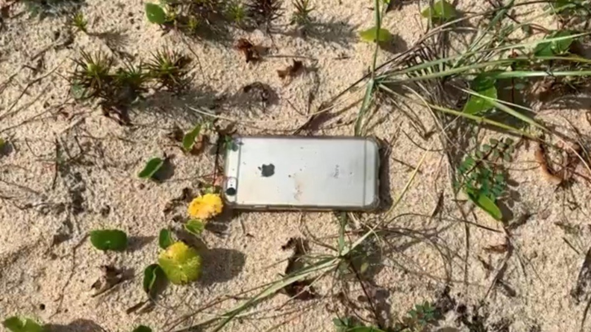 iPhone falls out of a plane, records the freefall, this is what happens ...