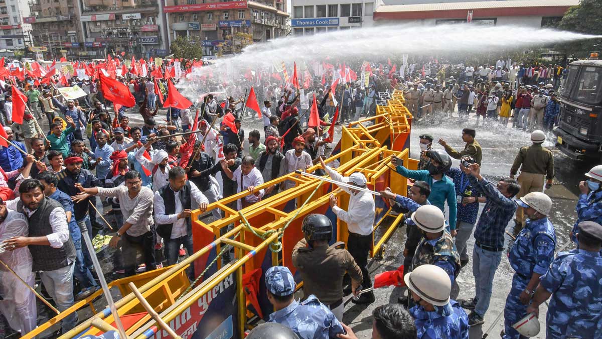 Patna: Police resort to lathicharge as Left workers attempt to march to ...
