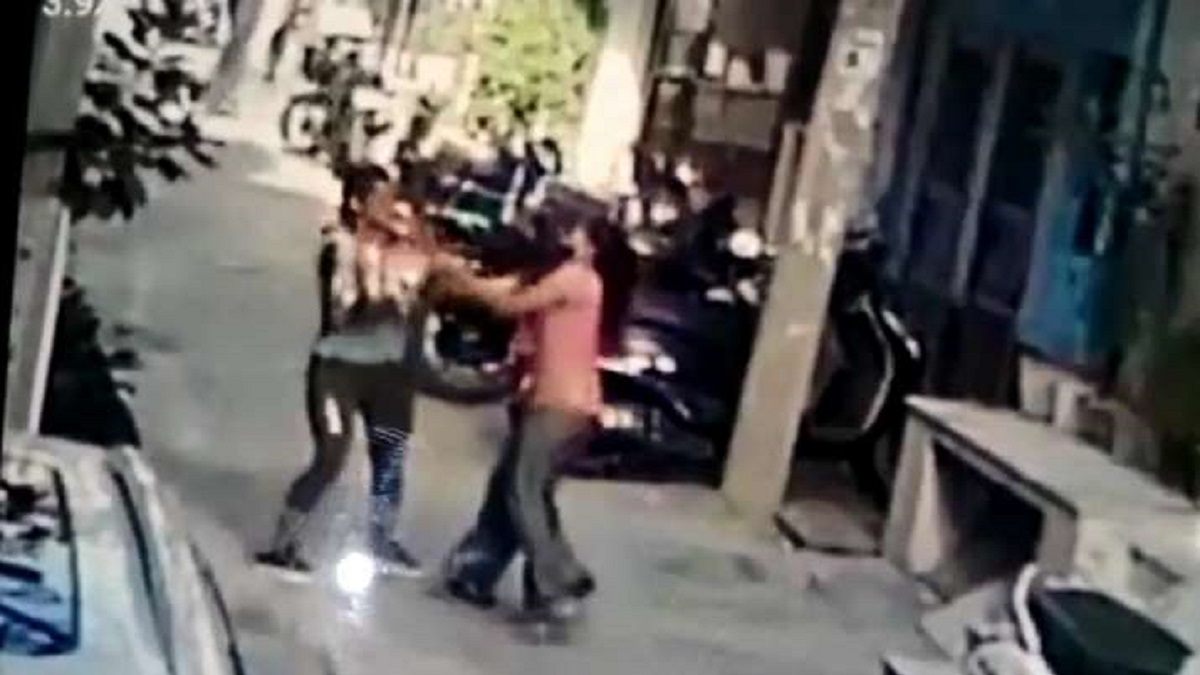 Woman mobile snatcher CCTV video arrested by Delhi Police | India News ...