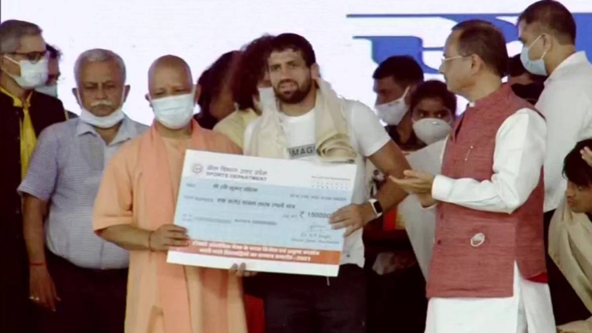 Yogi govt presents Rs 42 crore monetary award to Olympians | Other News ...