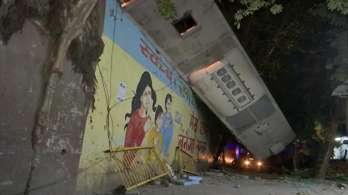 1 dead, 3 injured after bus falls from Bhatia Modh flyover in UP's ...