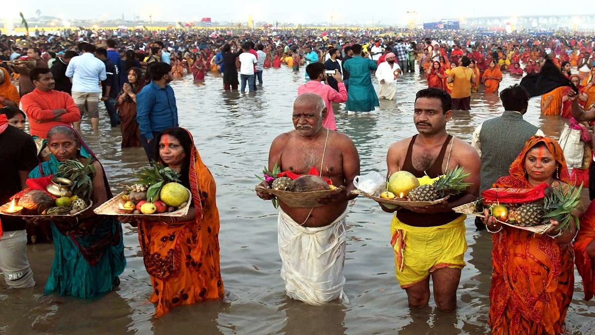 Devotees perform 'Usha Arghya' on last day of 'Chhath Puja' | India ...