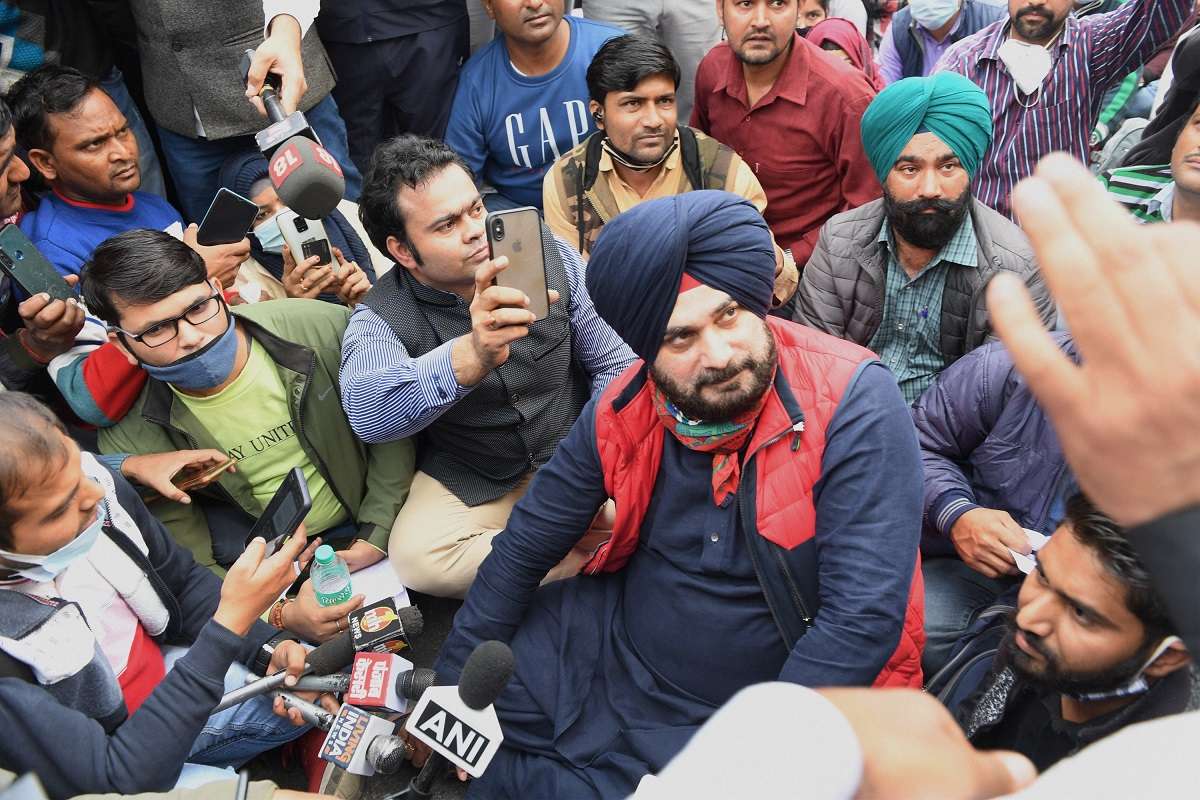 Sidhu calls Kejriwal a liar, says 'he taxes rich to provide free ...
