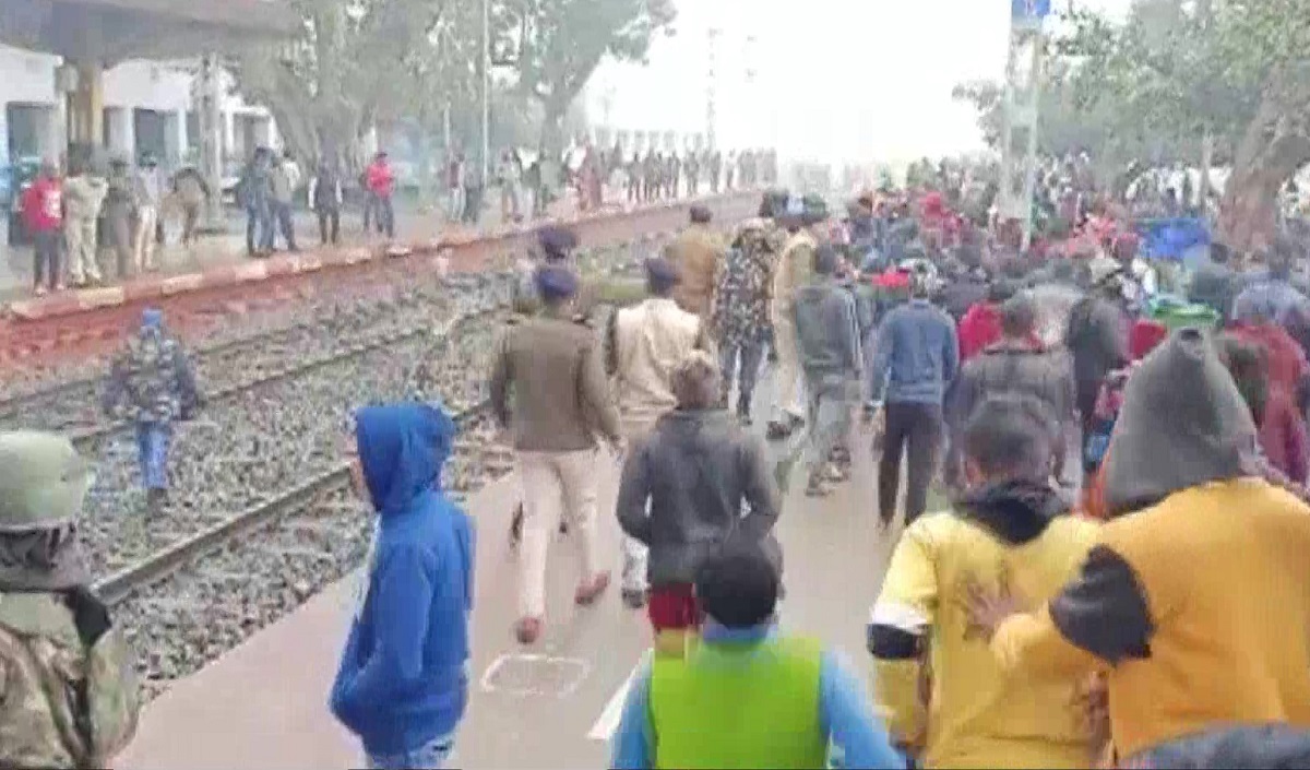 Bihar: Massive protest against RRB exam notification in Patna; students ...