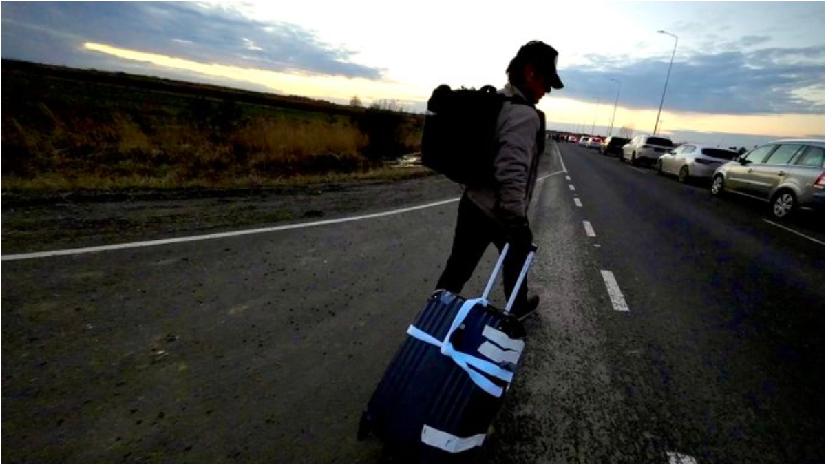 Sean Penn leaves war-torn Ukraine on foot while filming documentary on ... Sean Penn leaves war-torn Ukraine on foot while filming documentary on ...