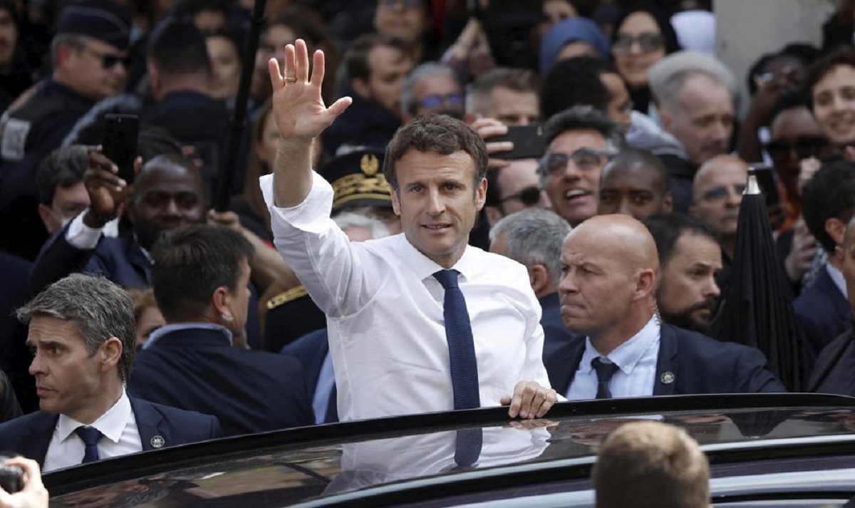 Macron escapes 'tomatoes' attack while wading through crowd in Paris ...