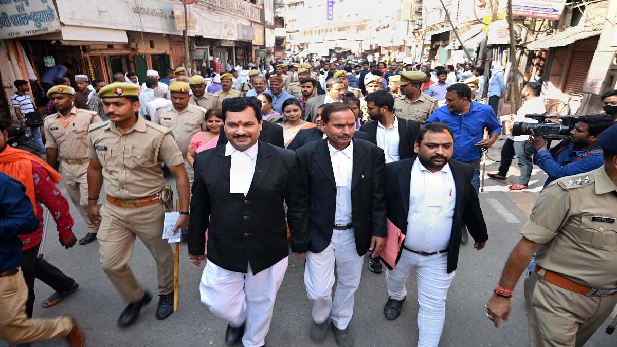 Court team visits Gyanvapi Mosque-Shringar Gauri temple complex, fails ...