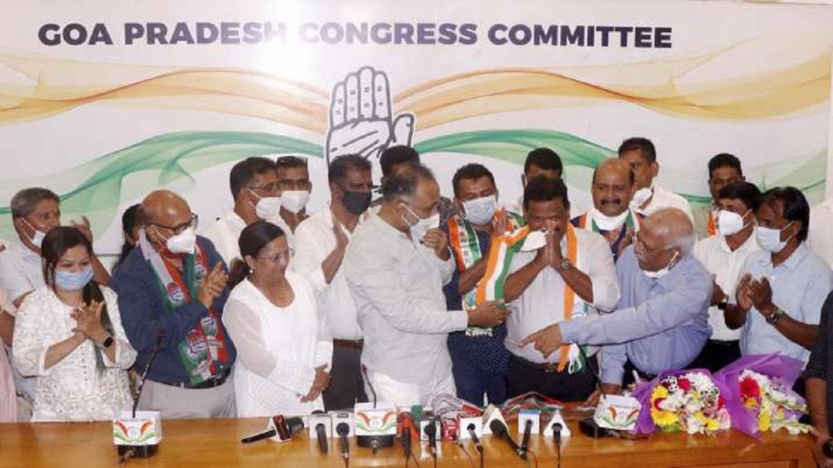 Goa politics: Congress manages to avert split for now, 10 MLAs attend ...