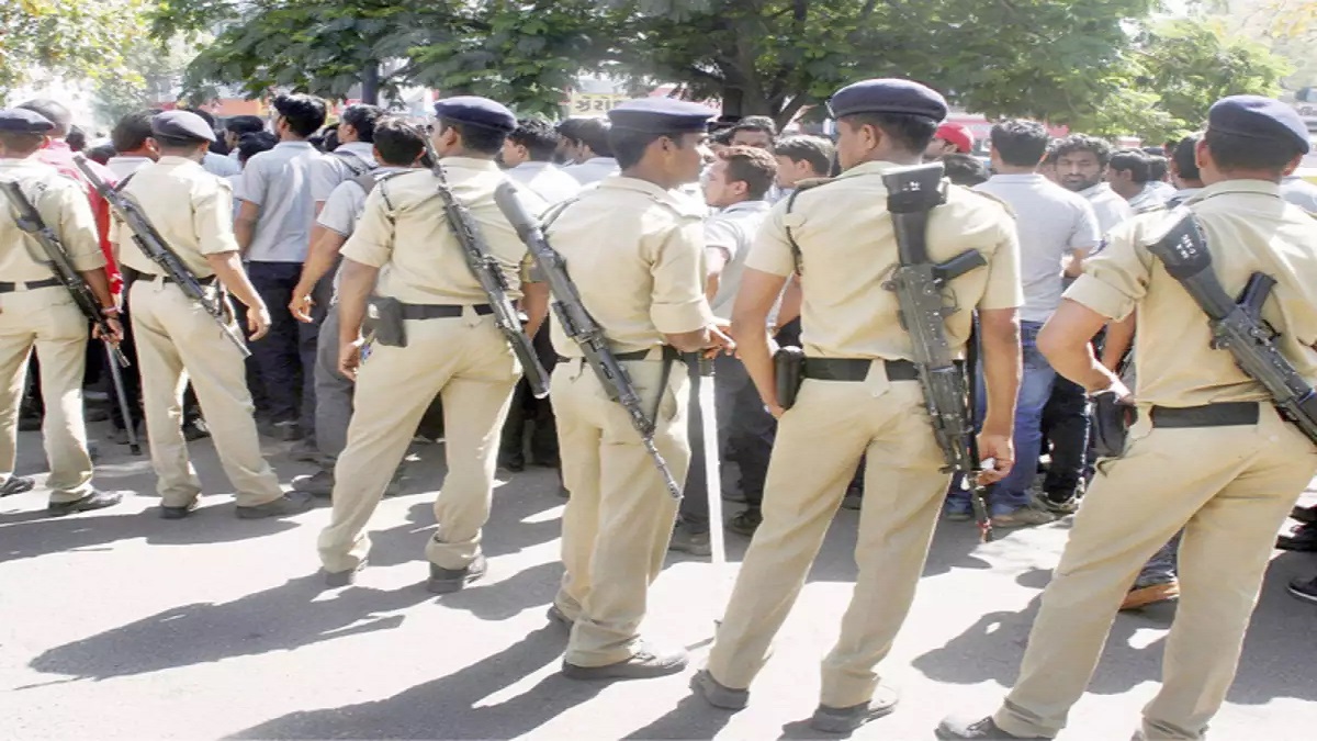 Gujarat ATS, DRI seize heroin worth Rs 200 cr at Kolkata port | India News – India TV