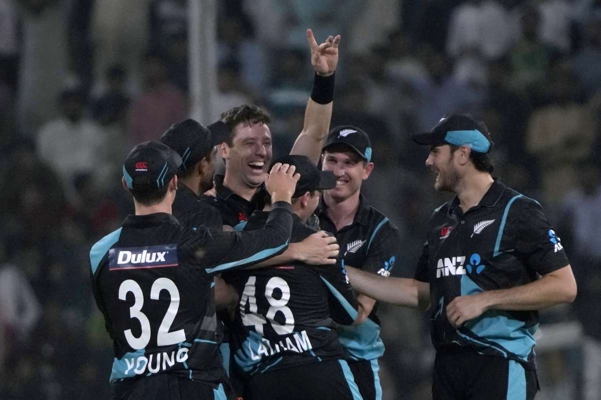 WATCH: Matt Henry shines against Pakistan, picks up hattrick | Cricket ...