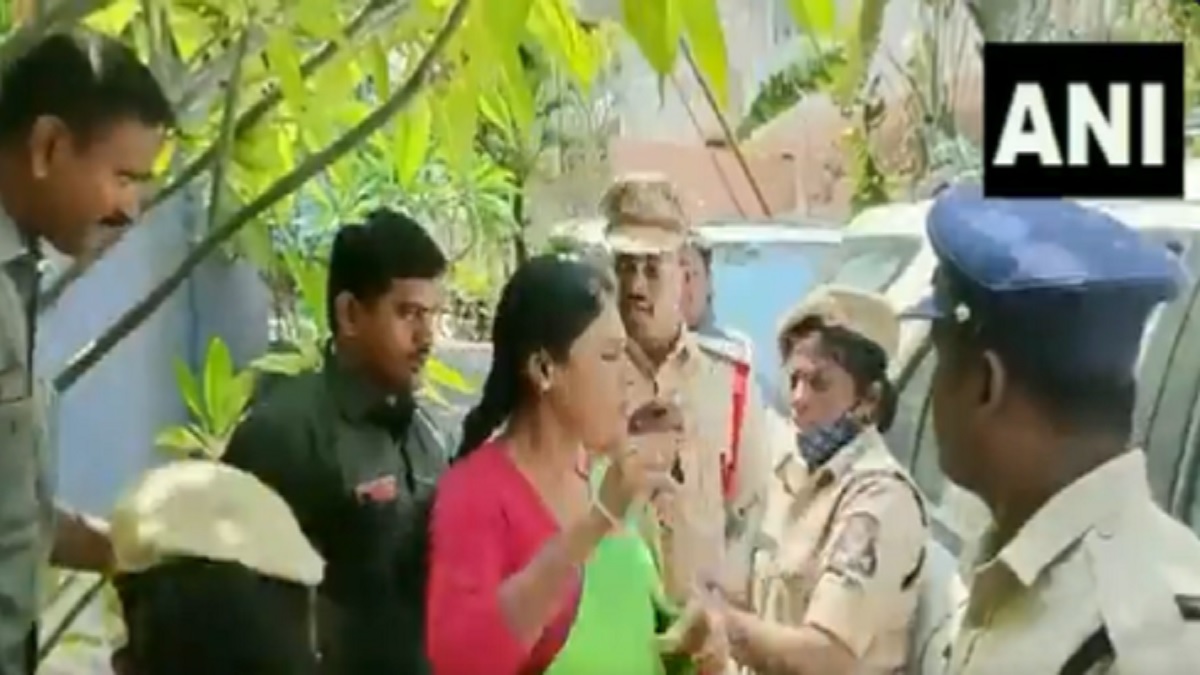 YSRTP chief YS Sharmila manhandles cops slaps woman constable viral video TSPSC question paper ...