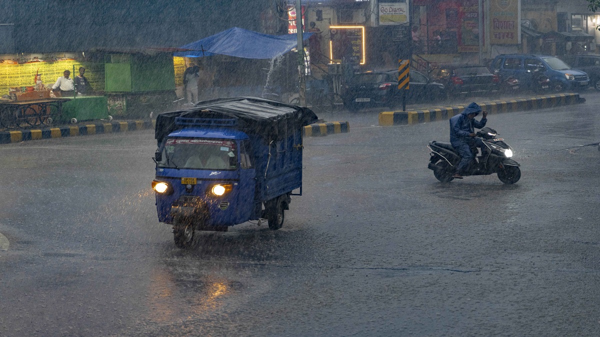Delhi weather update Rain thunderstorm hit NCR VIDEO photo maximum minimum temperature settles 5 ...