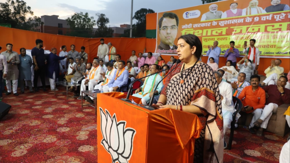 Delhi: Smriti Irani lashes out at CM Arvind Kejriwal for spending Rs 40 ...