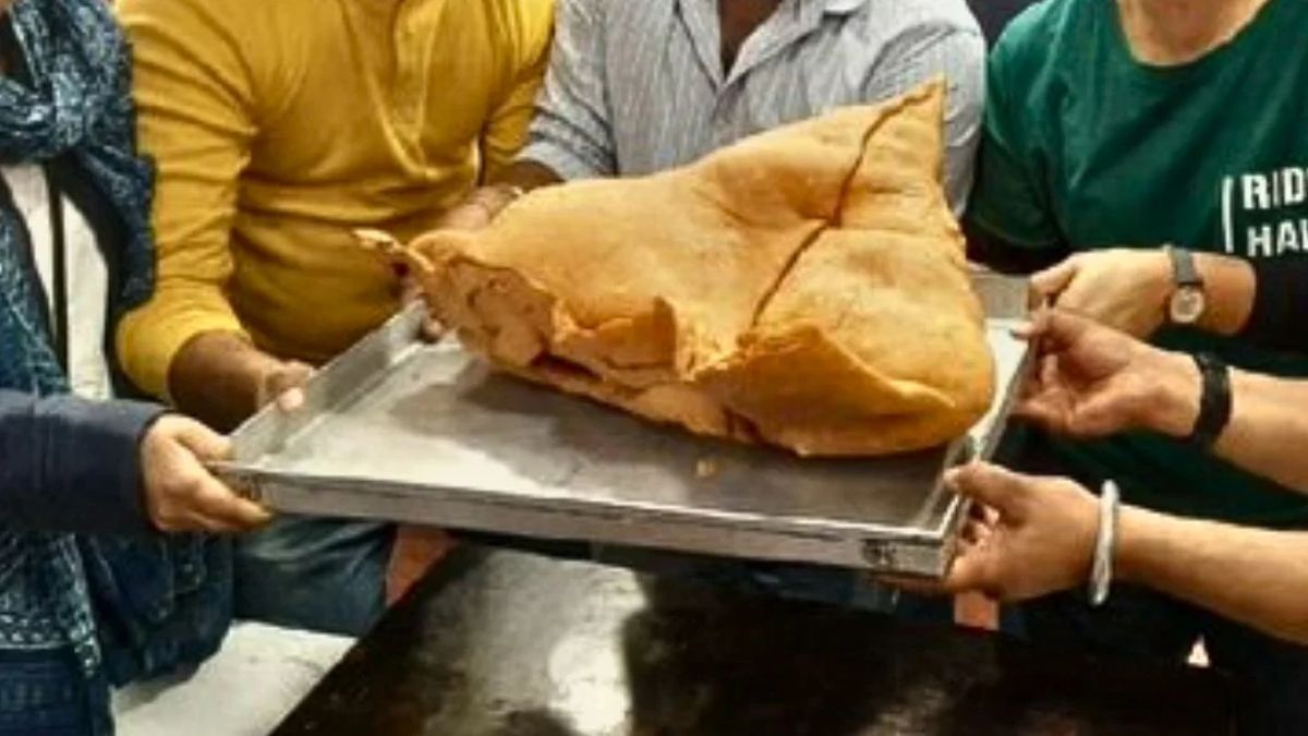 Bahubali samosa challenge: Win Rs 71,000 by eating 12 kg samosa in 30 ...