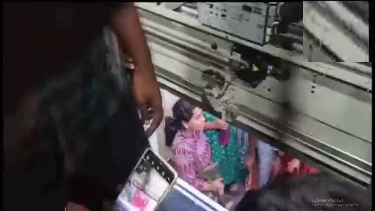 Hyderabad: 12 people, including pregnant woman get stuck in Mall's lift ...