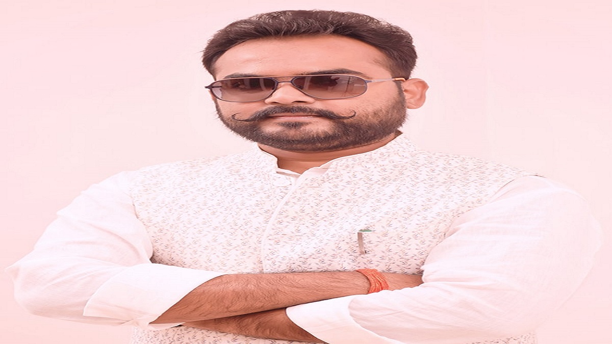 Uttar Pradesh Former sp MLA Brajesh kumar Prajapati held for assaulting ...