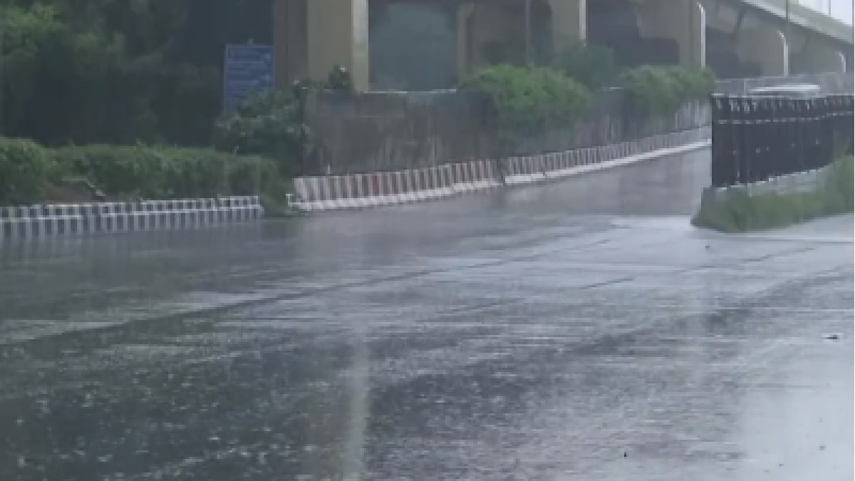 Delhi Weather Rain Lashes Parts Of National Capital Video Latest