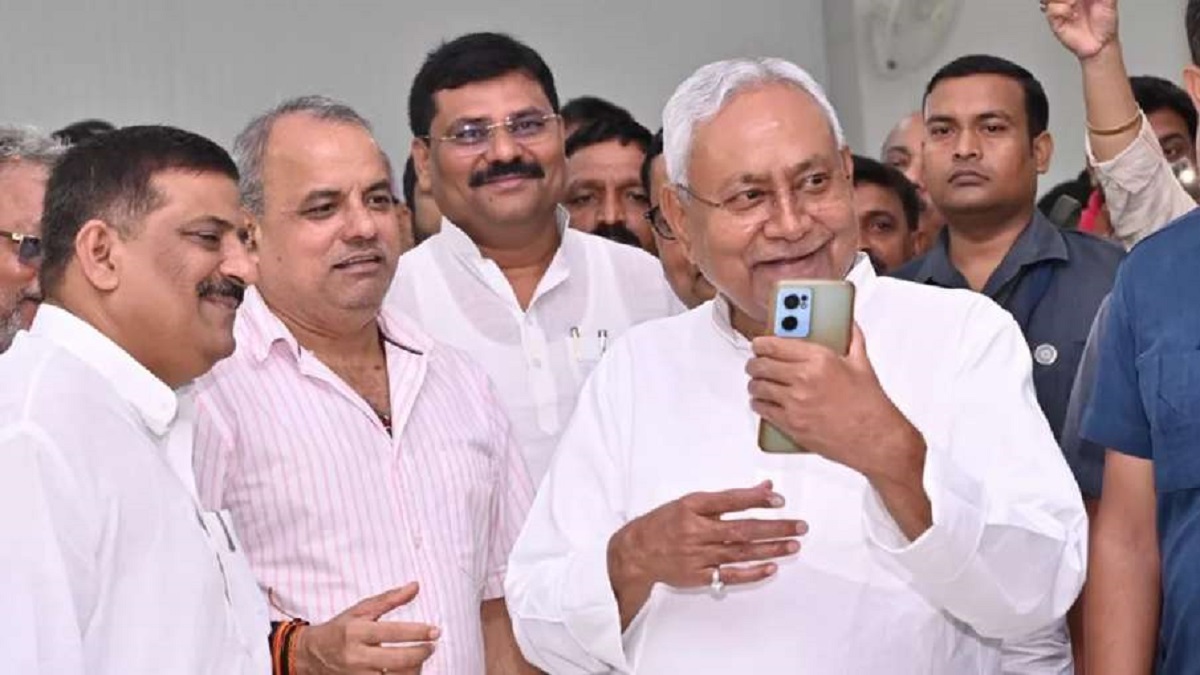 Nitish Kumar finds most ministers not reaching office on time during surprise inspection in ...