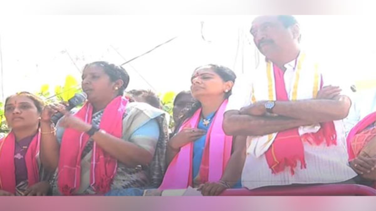 WATCH | BRS MLC K Kavitha falls unconscious during roadshow in Telangana's Itikyal | Telangana ...