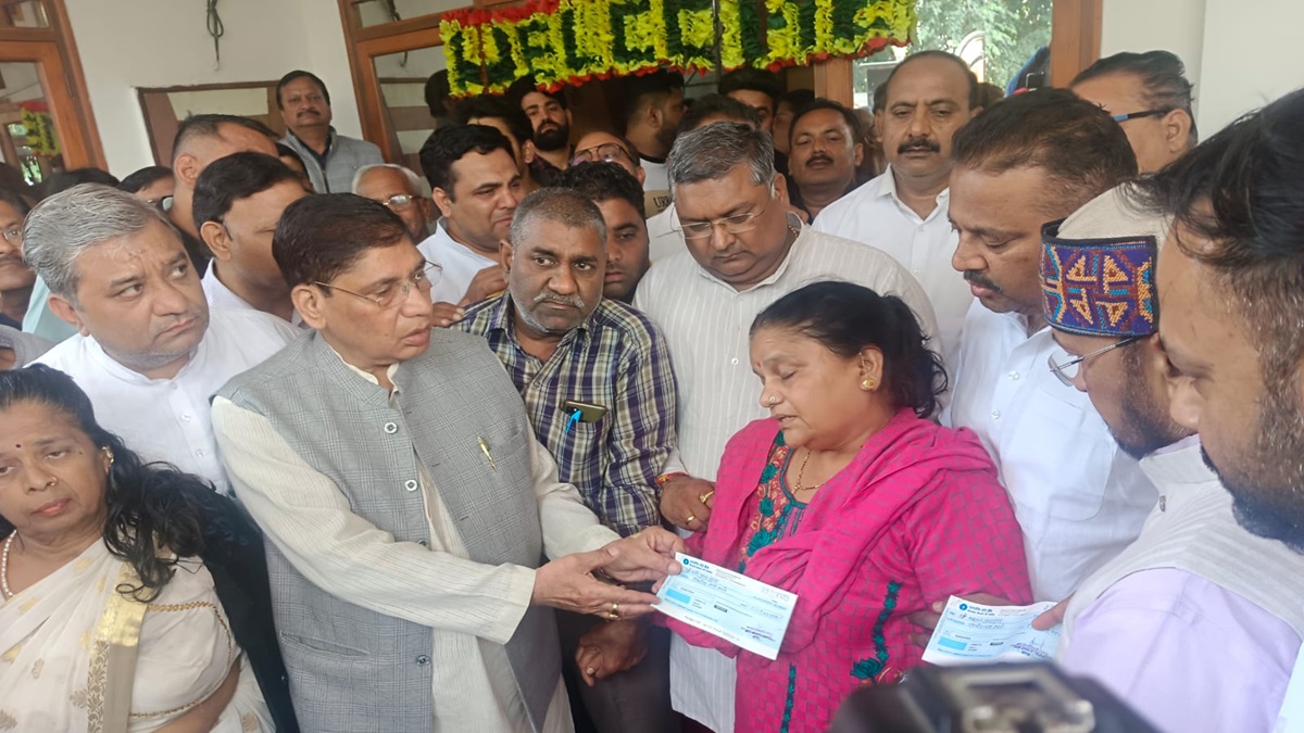 UP govt gives Rs 50 Lakh to Captain Subham Gupta, who laid his life in ...