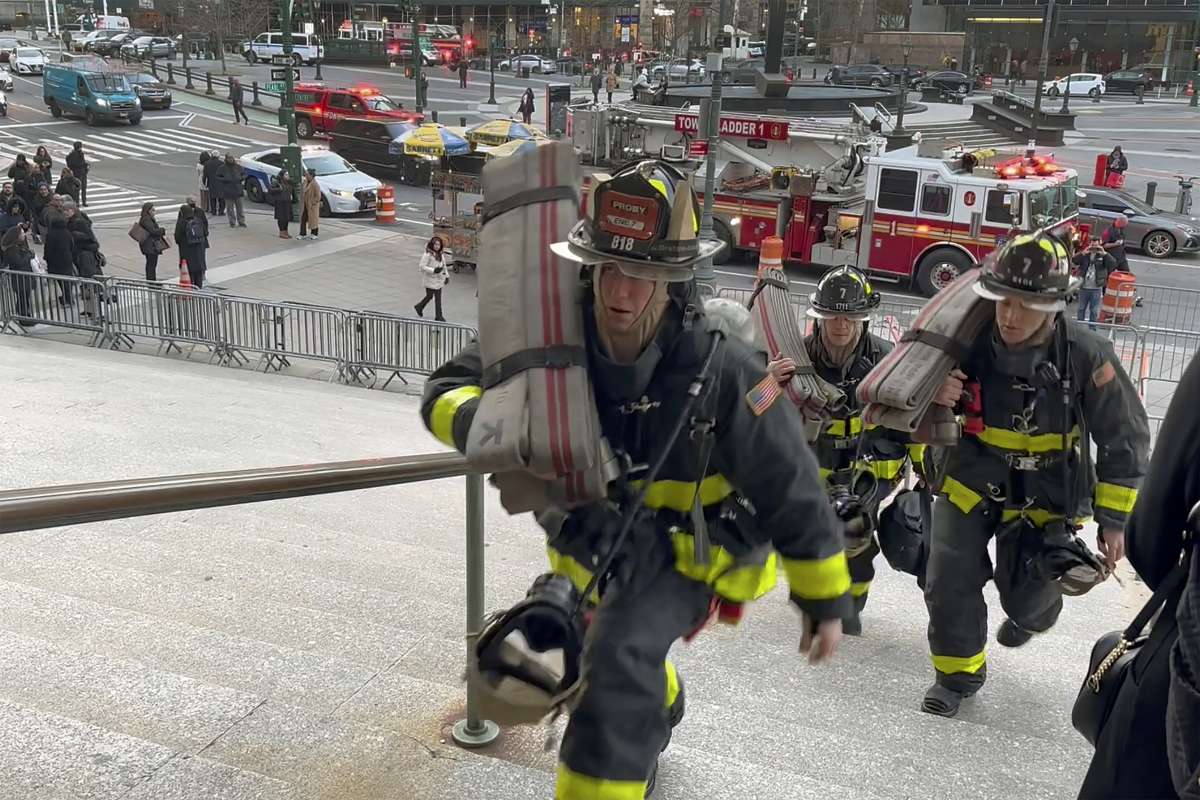New York: Man sets fire to court papers inside courthouse hosting ex ...