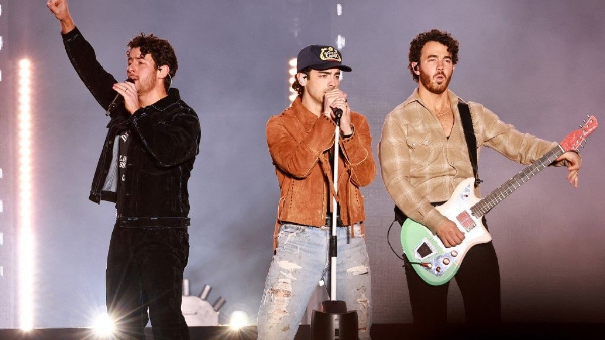Lollapalooza 2024: Fans chant jiju jiju for Nick Jonas, video goes ...