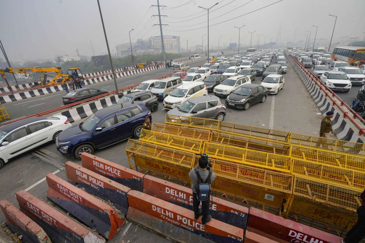 Farmers protests: Massive traffic jam on Delhi-Meerut Expressway ...