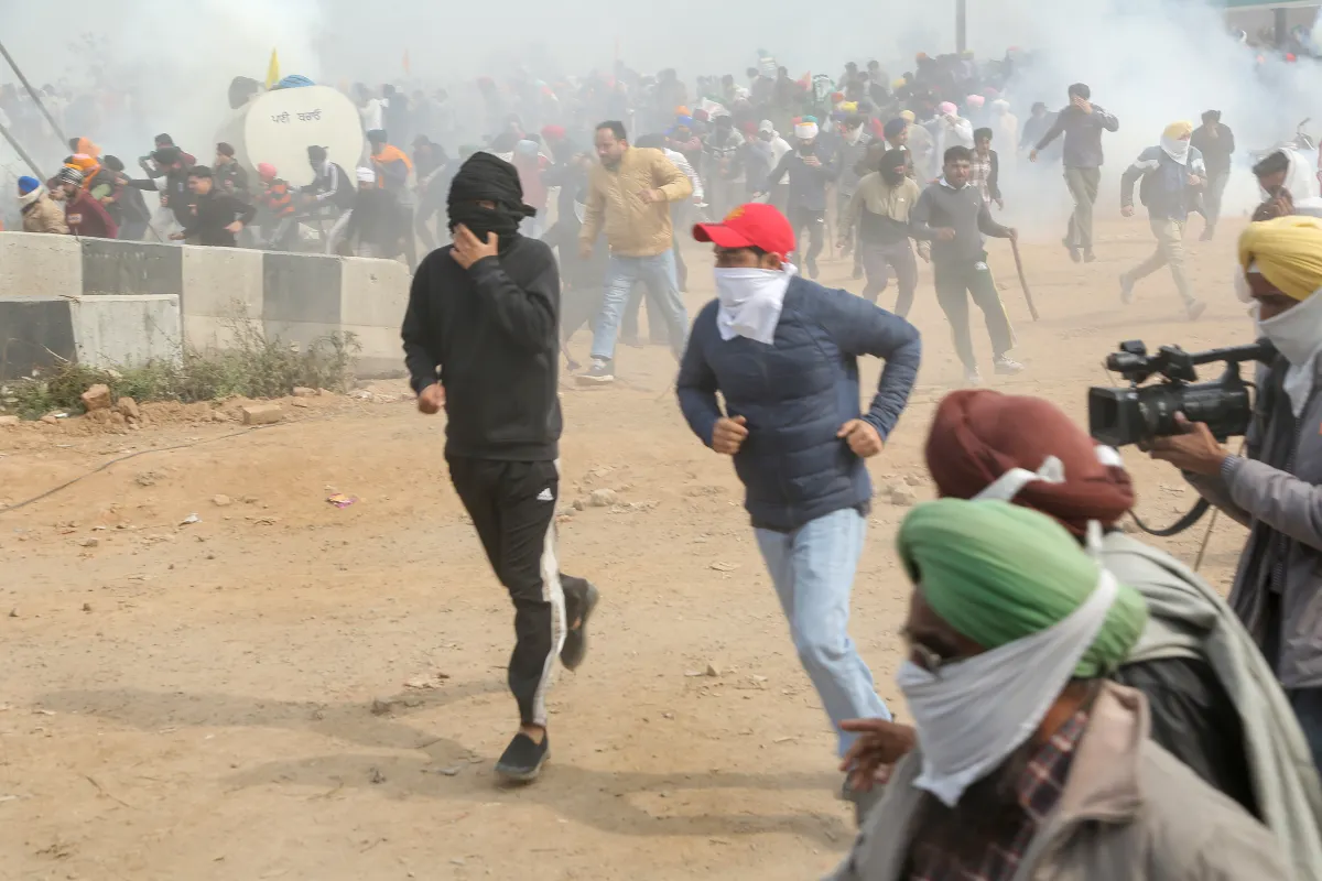 Police use tear gas to disperse protesting farmers at Haryana-Punjab ...